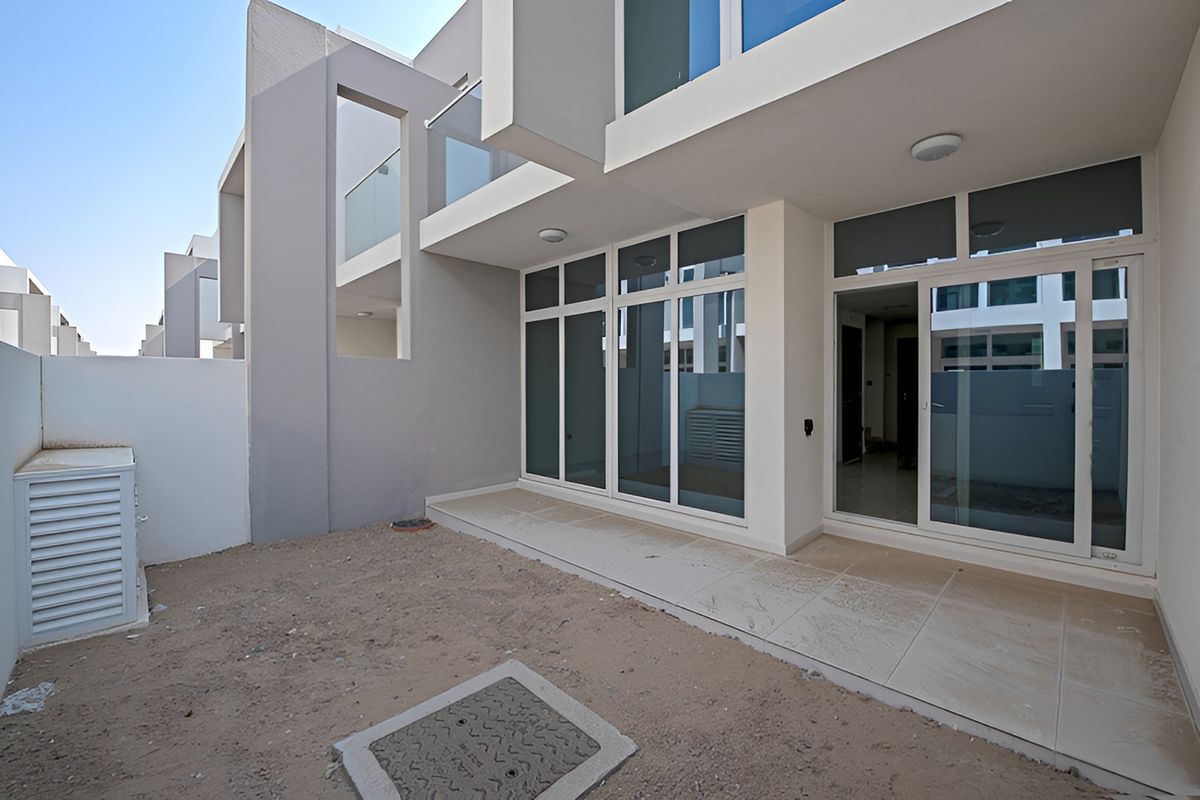 Townhouse in Basswood | Ready | Vacant | RRM Layout | Modern | Betterhomes